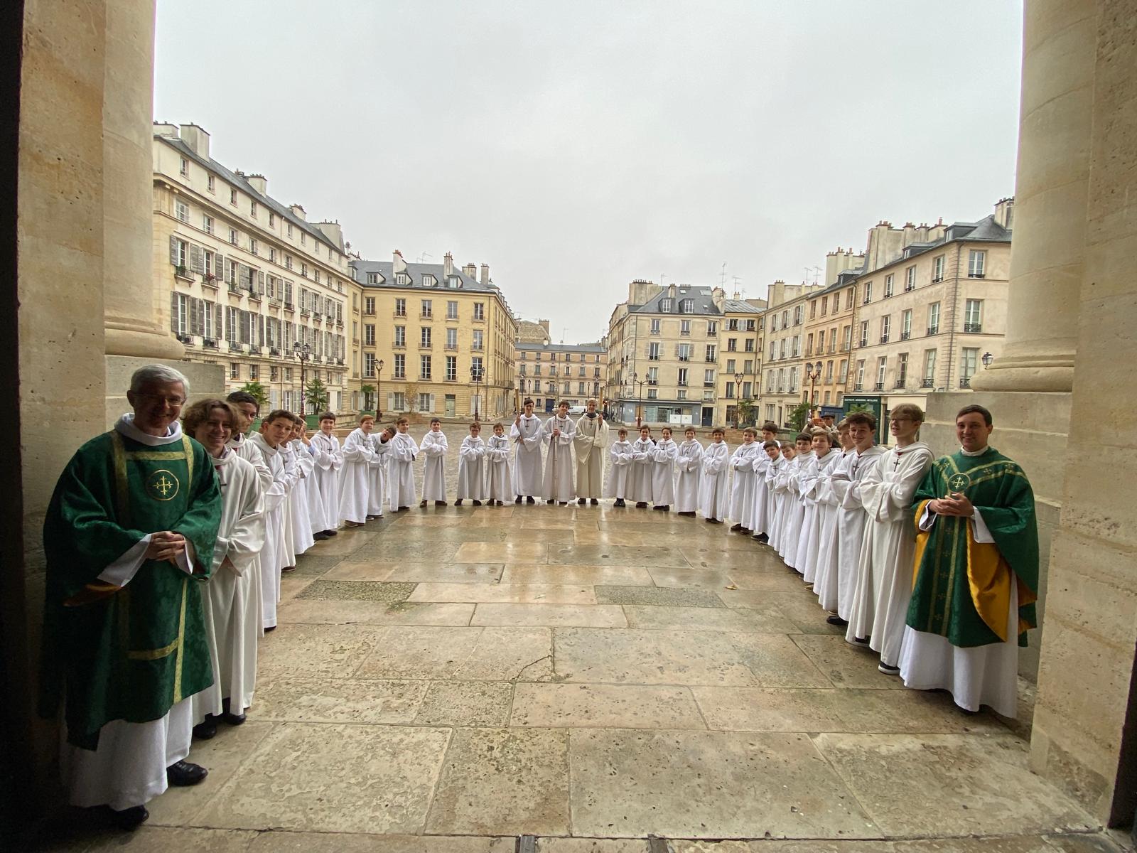14 Nouveaux Servants d'Autel : Un Engagement Spirituel Fort - Paroisse Cathédrale Saint-Louis